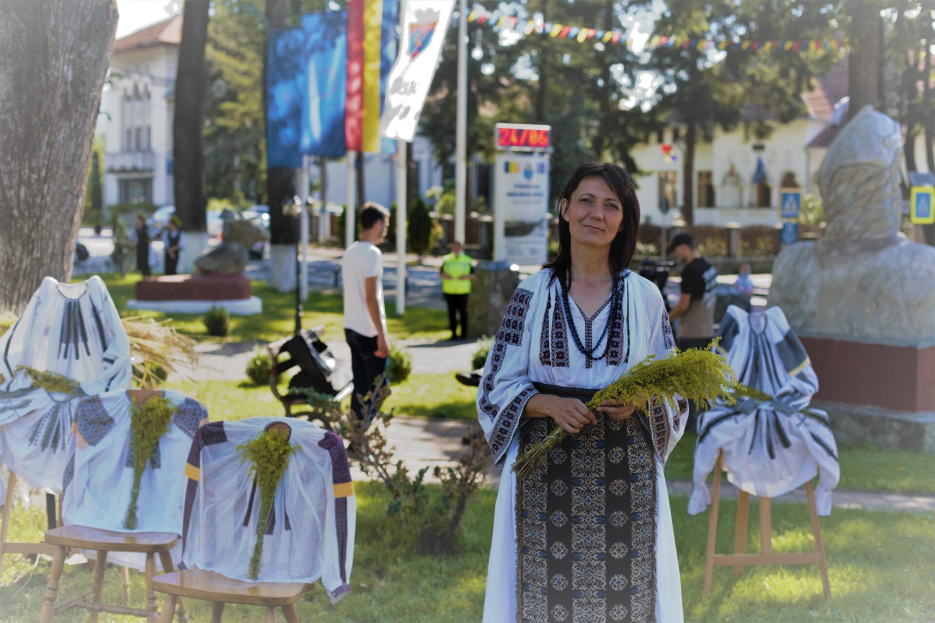 Flori de sânziene și cămașa tradițională, într-un eveniment inedit ...